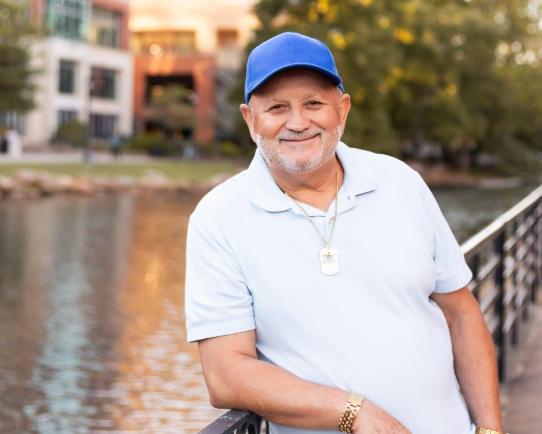 Toninho, cantor brasileiro e ex-músico da FAB, faz sucesso em karaokê ...