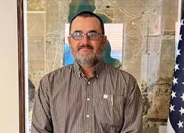 Prefeito enfrenta acusações de fraude eleitoral e possível deportação ...