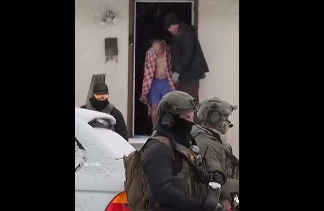 Agentes do ICE invadem casa em Minnesota e “arrastam” homem para a neve ...